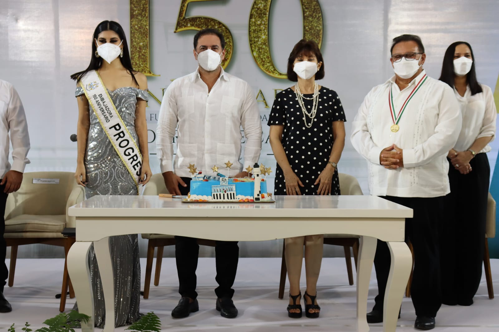 El alcalde Julián Zacarías Curi entrega medalla de honor como ...